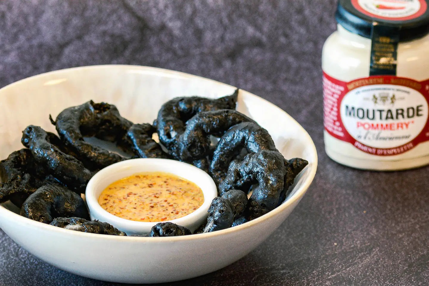 Beignets d’encornets à l’encre de seiche, moutarde piment d’Espelette